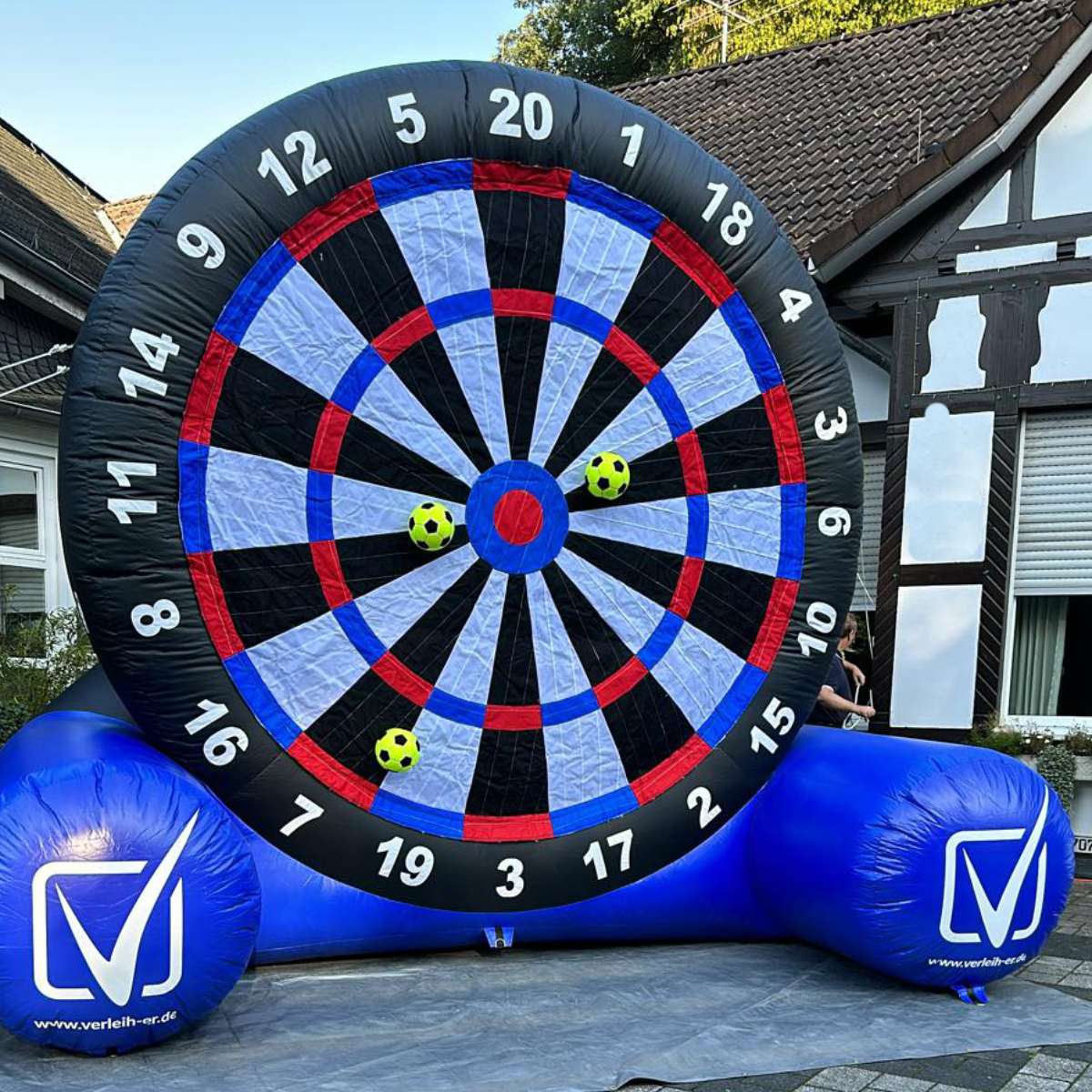 Fußball-Darts – Riesige Dartscheibe mit Klett-Fußbällen | Verleih-ER